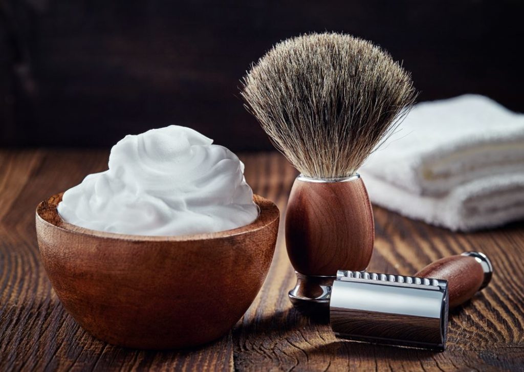 Pourquoi préférer le rasage traditionnel au moderne ? – Le Sybarite